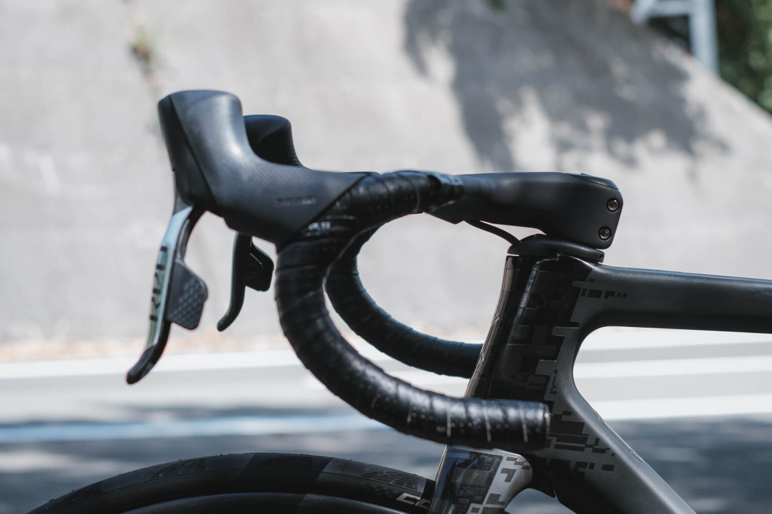 Roval Rapide Cockpitレビュー：Tarmac SL8以外に装着するとどうなるか。 - LOVE CYCLIST – ラブサイクリスト